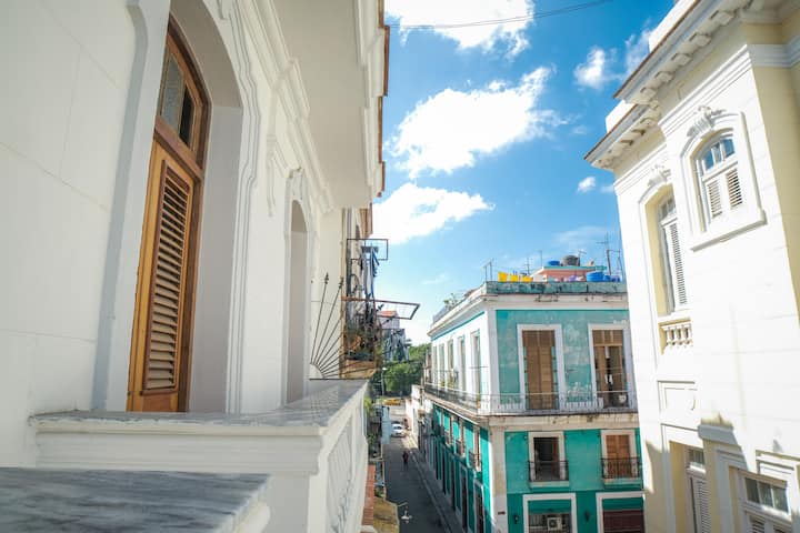 Walk Everywhere Apartment!  Free Wi-fi - Kuba