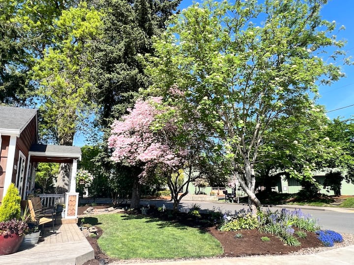 Sherwood Small-town Cottage - Sherwood, OR