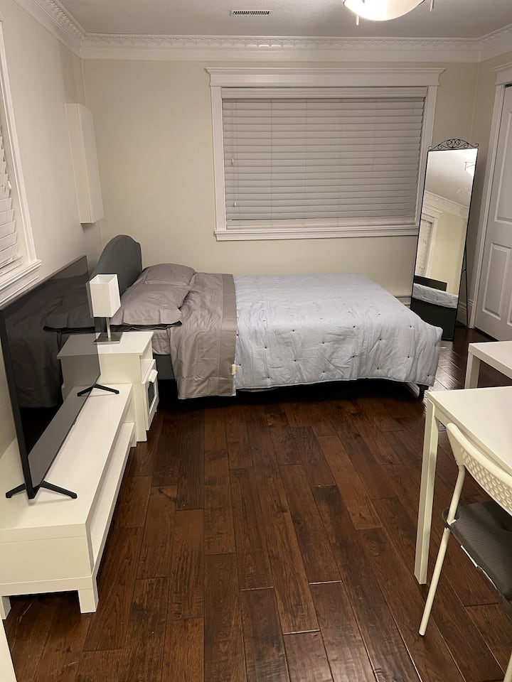 A Private Bachelor Suite In Wv - West Vancouver