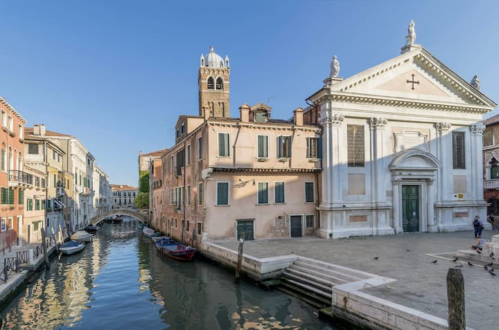Scaleter - A Fine Luxury Apartment In A 15th Century Palazzo With Canal View - Venise