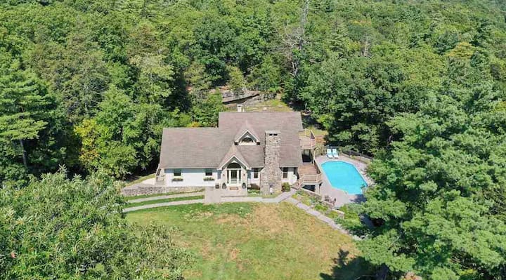 Saugerties Pond & Mtn View Escape: Pool & Hot Tub! - Woodstock, NY