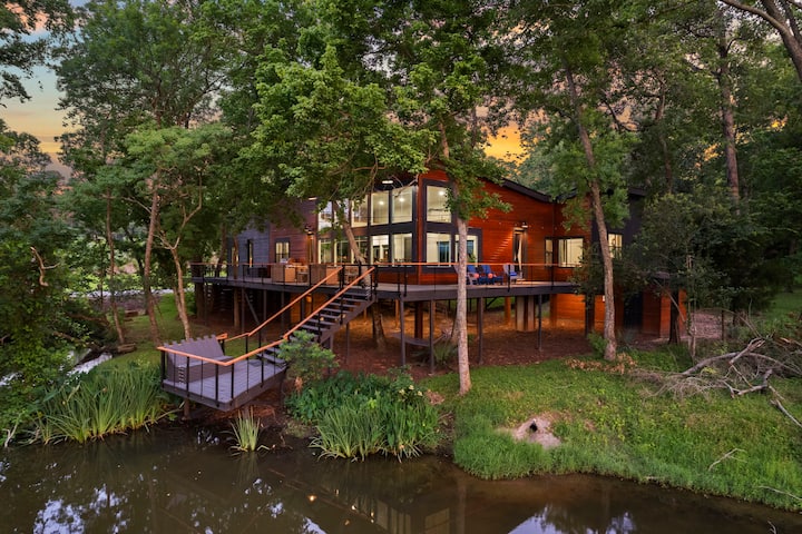 Lux 'Treehouse' Private Lake: Views, Gameroom, Fun - Conroe, TX