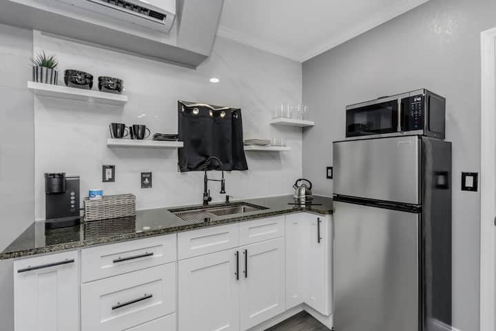 New Busch Gardens/adventure Island Getaway. - Tampa, FL