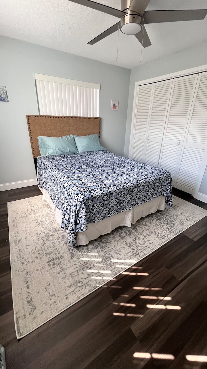 Cozy 2/1 Home Close To Shops, + - Lakewood Ranch, FL