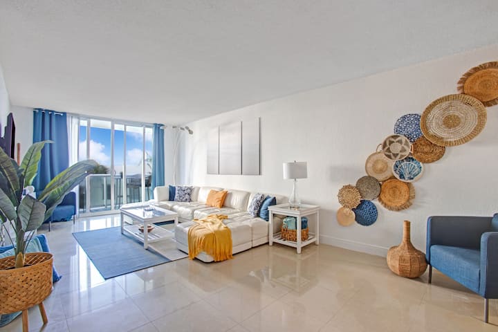 Beachfront 2br/2ba Condo W/ Balcony + Pool Access - Hollywood, FL