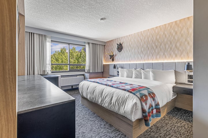 Mtn House - King Room - Canmore