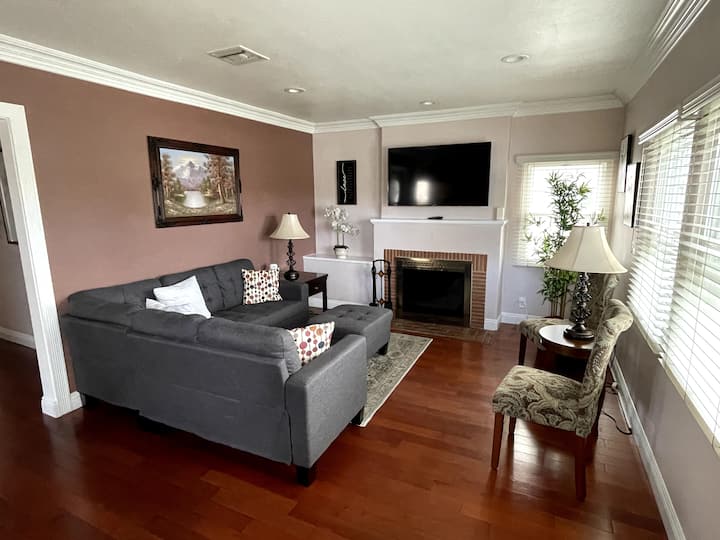 Lovely House In Safe Residential Area Near Airport - Burbank, CA