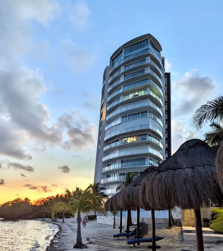 Front Beach Apartment And Breathtaking Ocean Views - Cancún