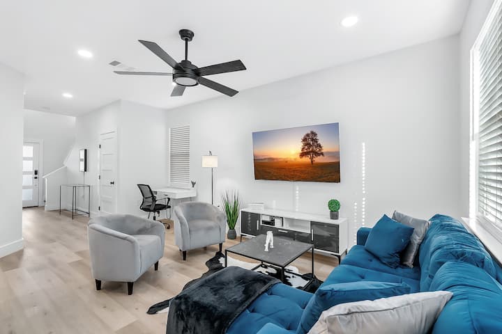 Comfy Blue ~ King & Queen Beds W/fast Wi-fi - Austin, TX