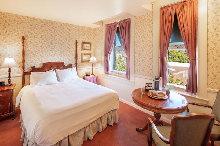 Historic Queen In Boutique Santa Rosa Hotel - Santa Rosa