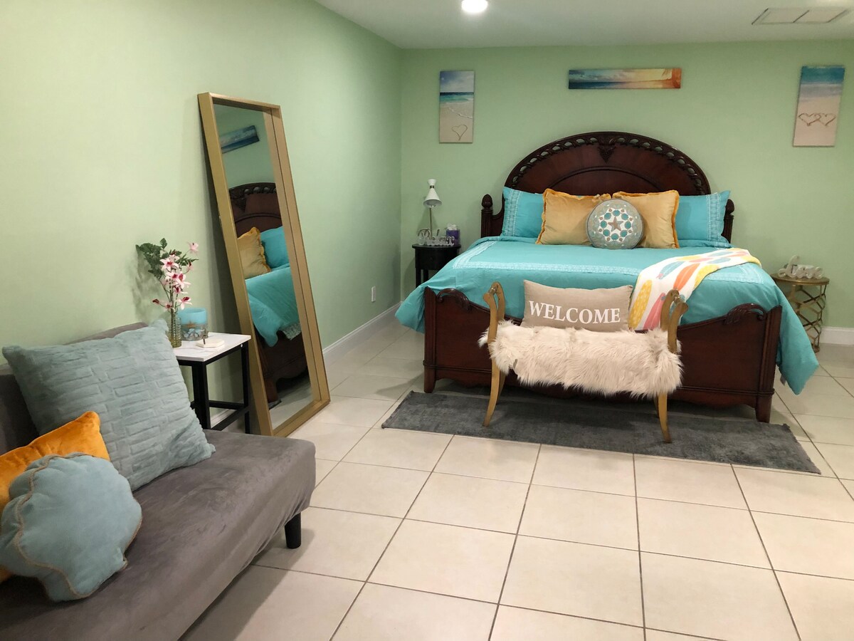 King Flamingo Guest Suite - Guest suites for Rent in Naples, Florida ...