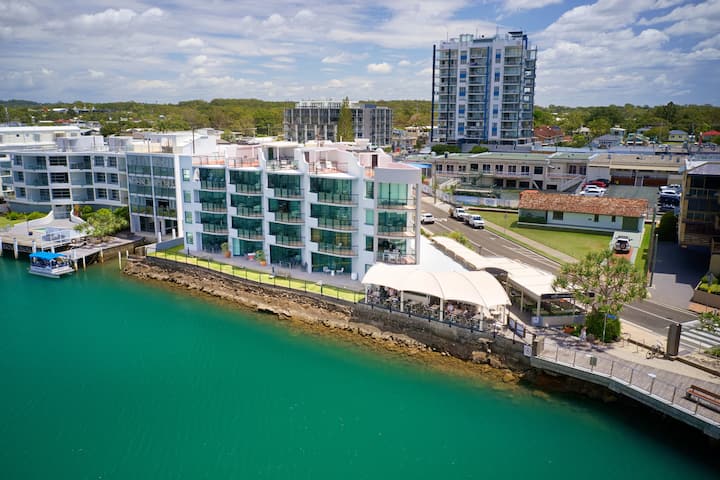 Absolute Unobstructed Waterfront Holiday Apartment - Caloundra