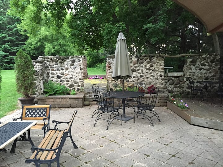 Charming/spacious Country Estate - Big Bend, WI