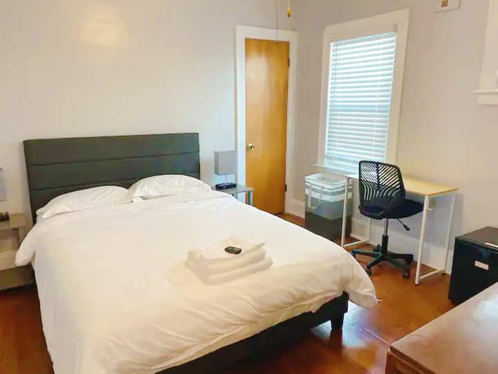 Cozy Private Room - 8 Mins To Airport & Lakewood - Parma, OH