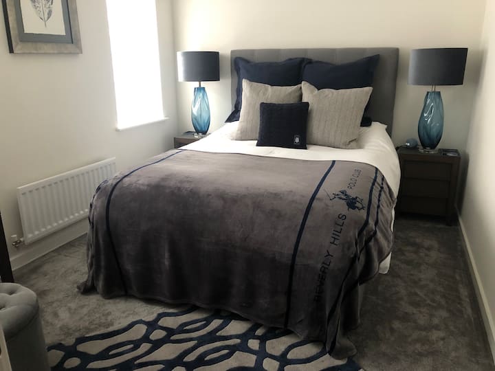 Interior Designed Bedroom - King Size Bed - 切斯特菲爾德