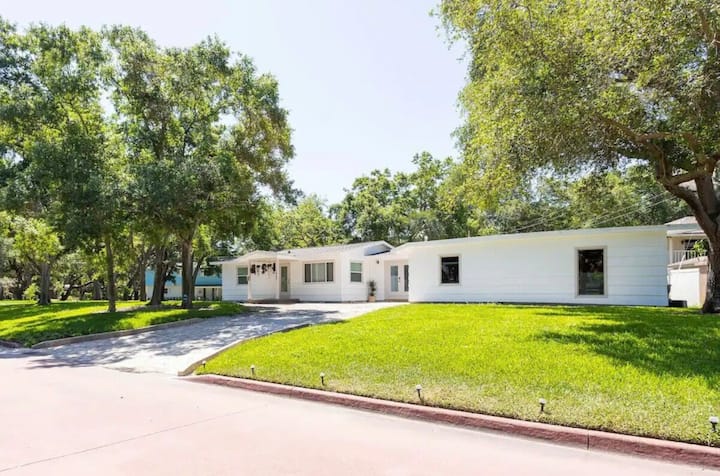 Pink Street Gem - St. Petersburg