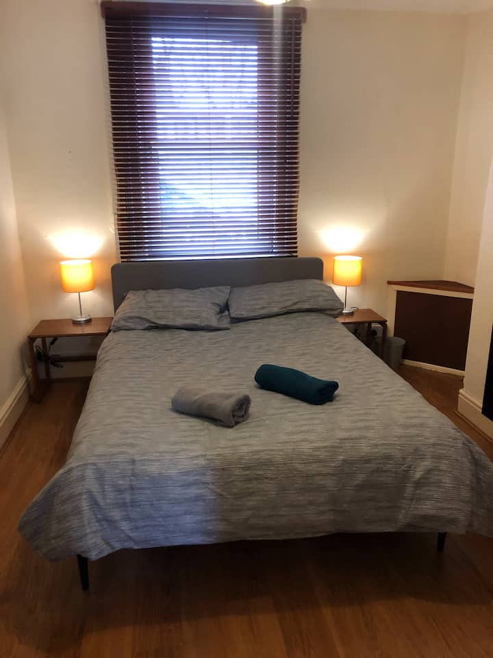 Delightful 3 Bedroom House - Bath