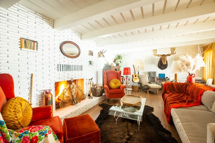 Mid-century Farmhouse - Black Diamond