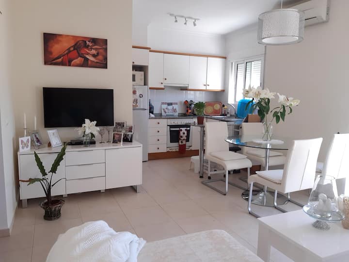 Beautiful, Bright Apartment Near Buddhist Retreat. - Xàbia