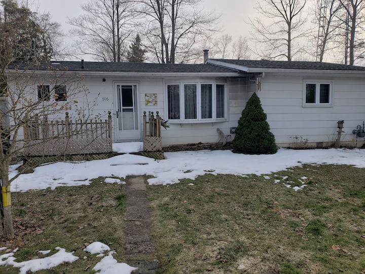 Beautiful Lakeside Cottage - Kincardine