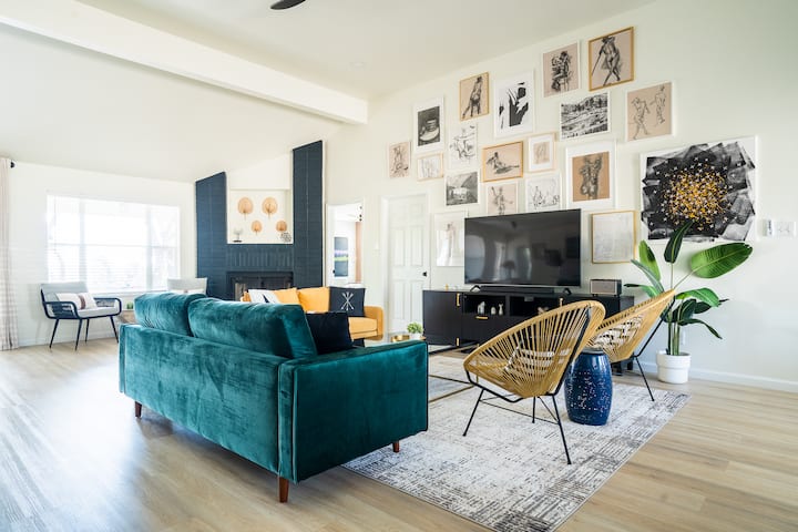 Hillside Artsy Retreat Game Room King Beds - Lago Vista, TX