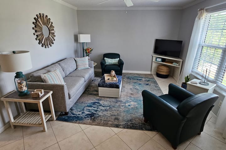 Costa Life 2/2 Condo + Pool + Sleeps 6 - St. Augustine Beach, FL