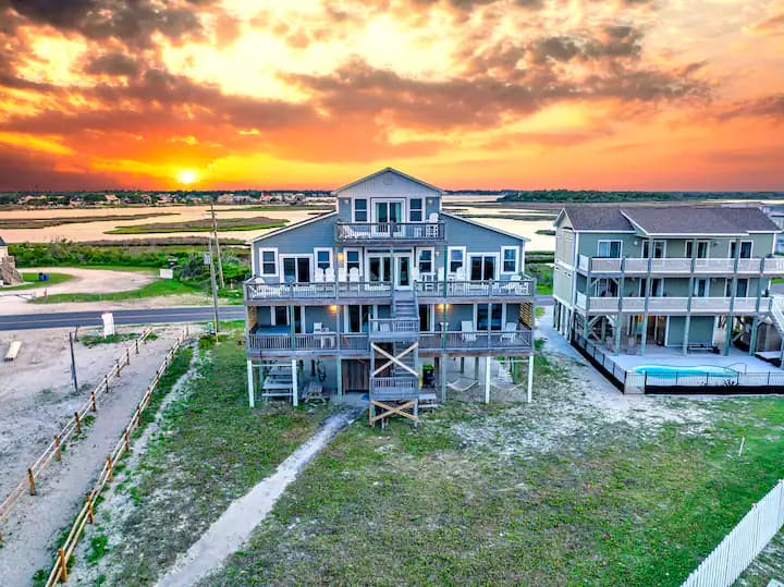 Beachfront Luxury 6 Br 6.5 Bath, Hot Tub, Elevator - North Topsail Beach, NC