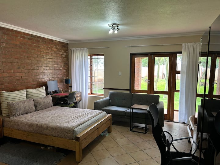 Spacious Open Plan Apartment With Dstv & Netflix - Midrand