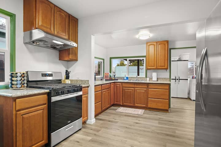 Work-ready Space | Stocked Kitchen | Pets Ok - Alameda, CA