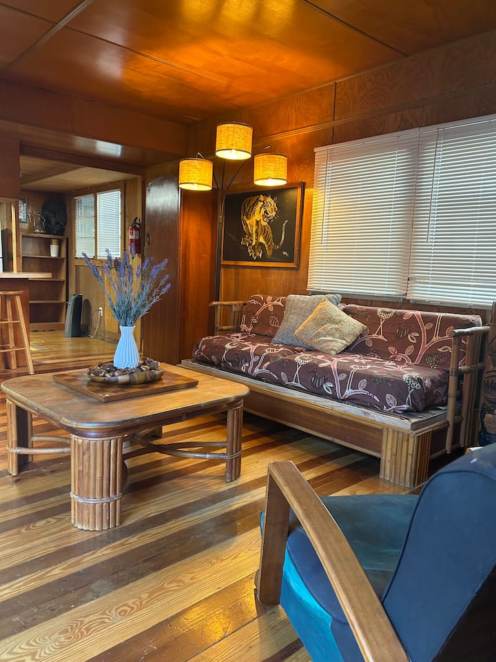 The Iinbetween - Huntsville, TX