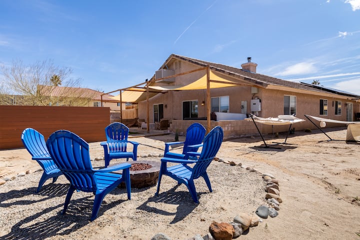 The Lazy Daze Inn With Hot Tub, Pool & Game Room - Joshua Tree, CA