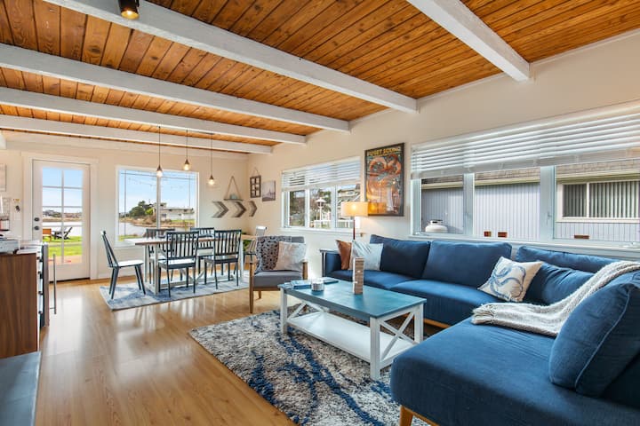 Waterfront Views, Bird Watching, Cosy Fireplace - Whidbey Island, WA