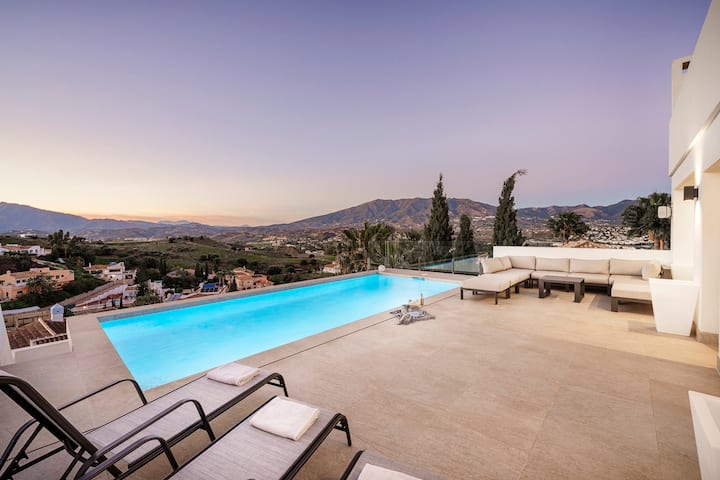 6 Bedroom Luxury Villa With Infinity Heated Pool - Calahonda