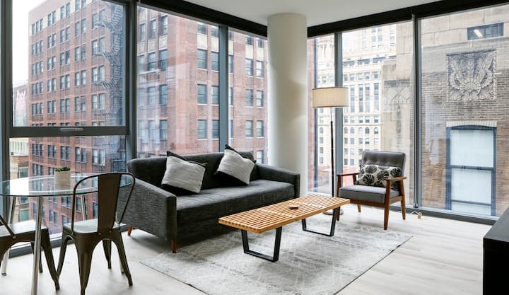 Lux M-tier Corner 1br + King Bed - River North - Chicago