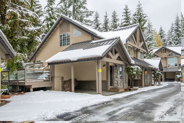 Ski In/out Quiet Townhouse - Whistler Blackcomb