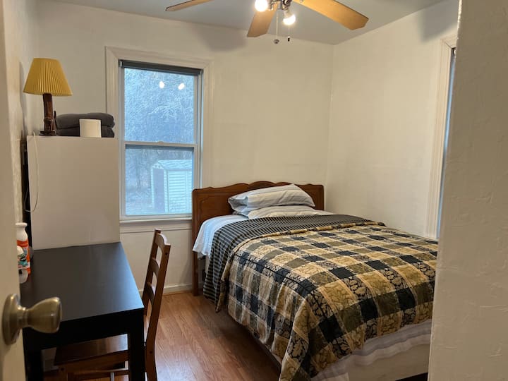 2321 Cozy Auburn Hills Bedroom - Auburn Hills, MI