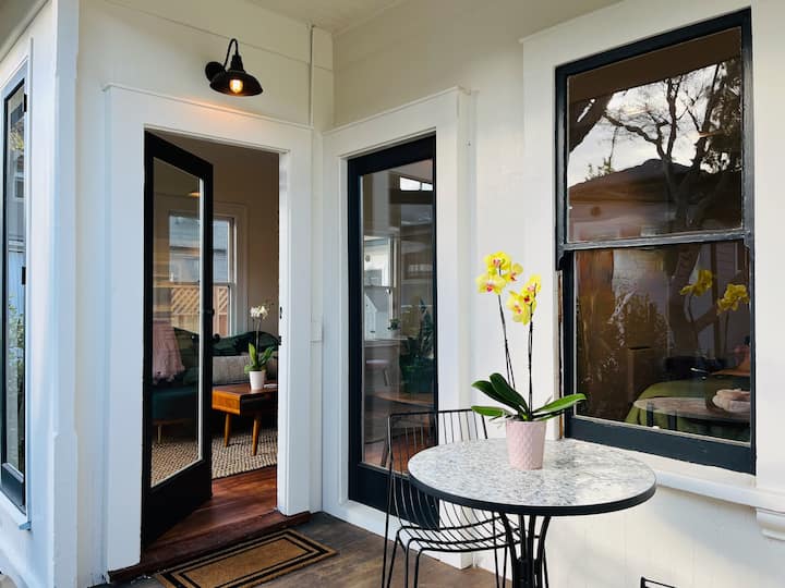 Downtown Farmhouse Cottage - Santa Barbara, CA