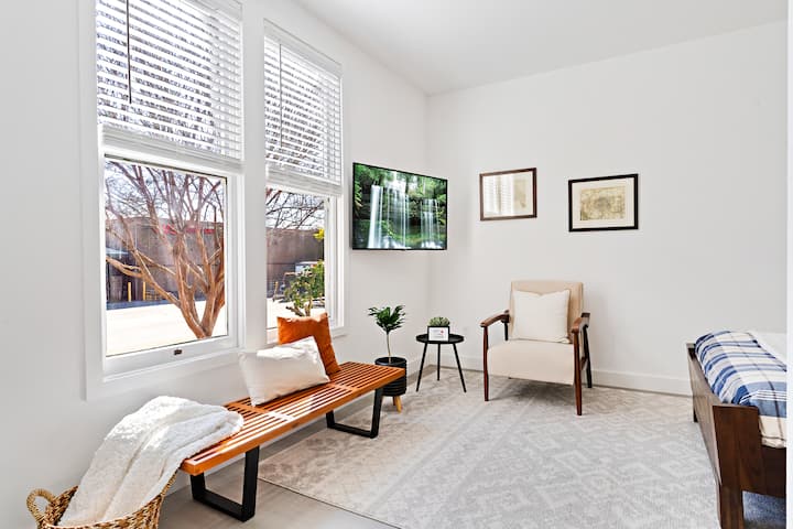 Stylish San Leandro Stay Central & Convenient - San Leandro, CA