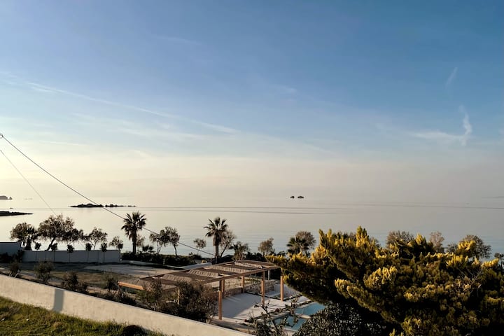 Sunset View Home
2 Bedrooms.
Private Parking - Paros