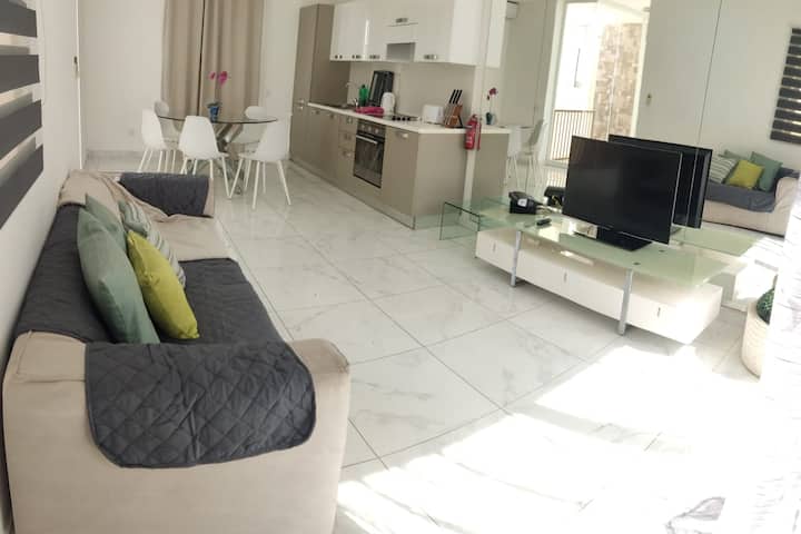 Charming Penthouse By Sliema Promenade - La Valeta