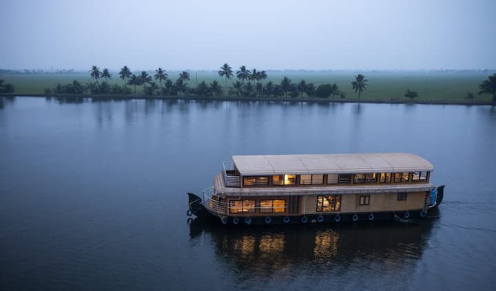 Upper Deck Houseboats - Alappuzha