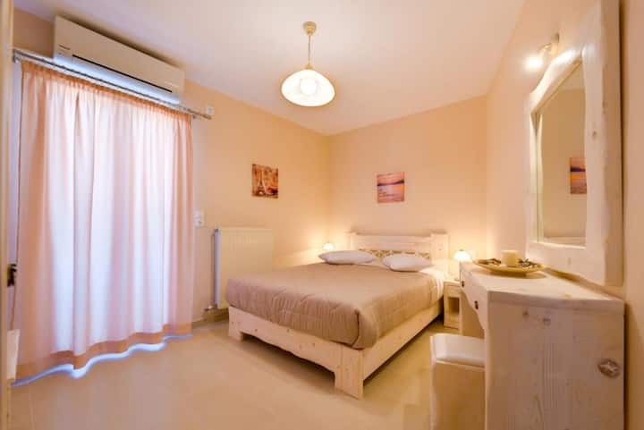 Suite With Private Jacuzzi - Santorini