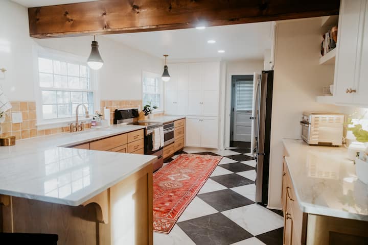 Large Newly Remodeled Home Minutes From Derby! - Murray Hill, KY