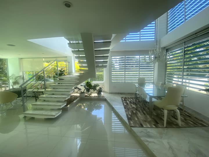 Casa Moderna Con Piscina Privada - Melgar
