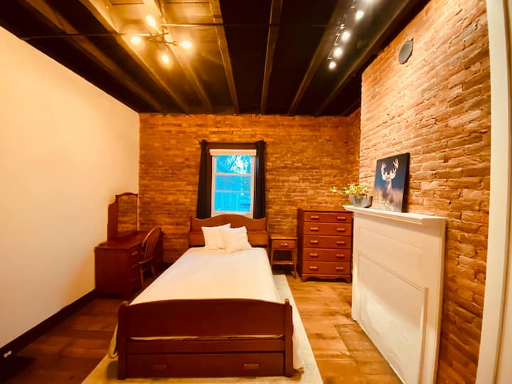 Beautiful Brick Bedroom- 6 Min. From Reading Hosp - Reading, PA