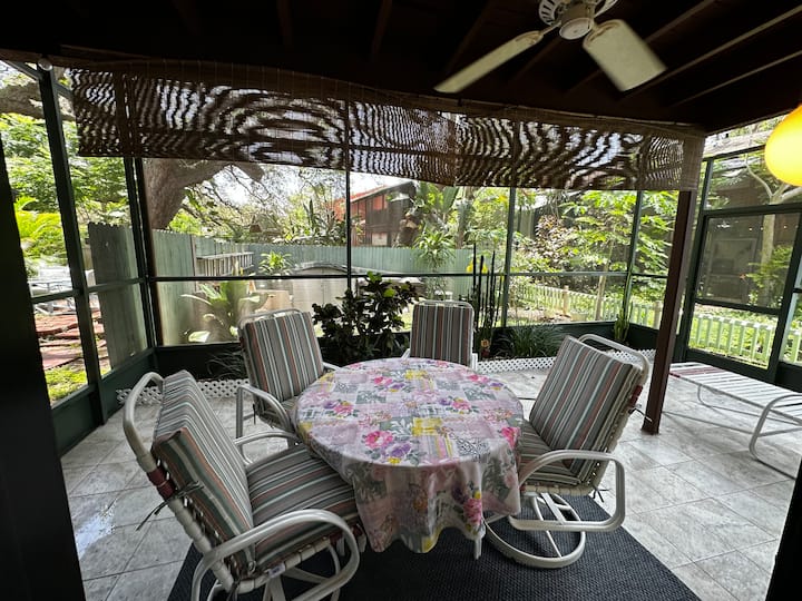 Jungle-y Getaway 2 Bed 1.5 Bath Townhome - Clearwater, FL