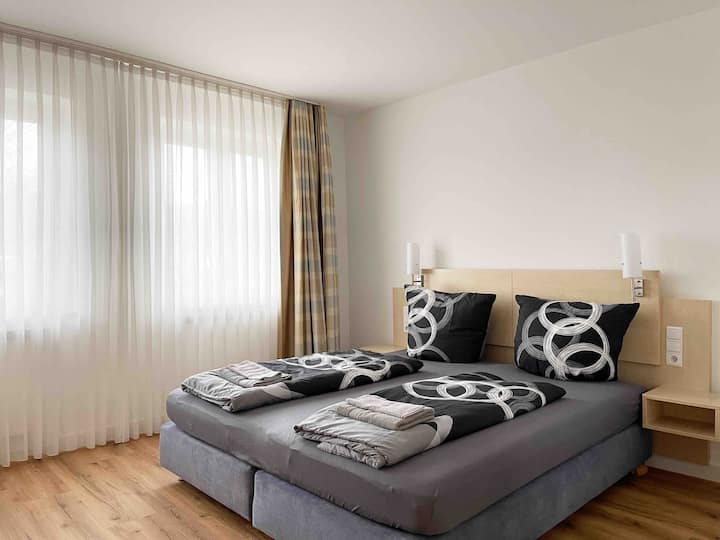 Stylish Double Bed Room | Home2share - Greven