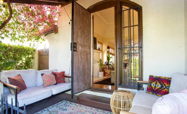 Large Spanish Villa W/backyard - Culver City