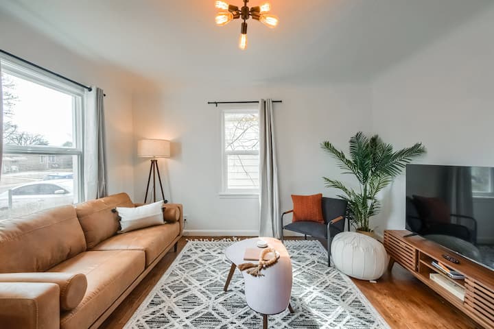 *New* Mid-century Modern Escape - Aurora, CO