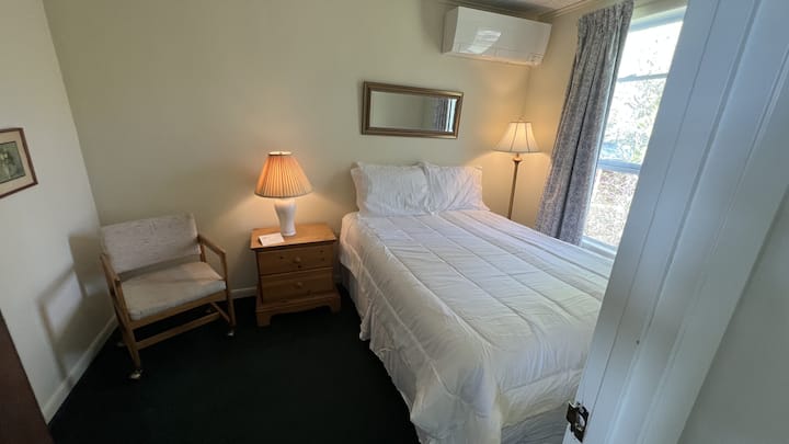 Room 23 Oceanfront 1st Flr: 2 Rooms 2 Queen+1 Full - Camden, ME